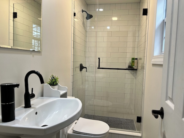 Cozy 1-bedroom Apartment In Hicksville With Wifi, Ac - Massapequa, NY