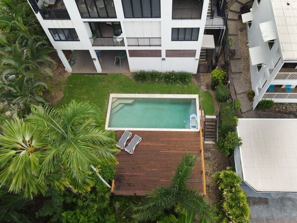 Ocean Horizons- Stylish 2br Trinity Beach Retreat | Private Parking & Pool Access - Trinity Beach