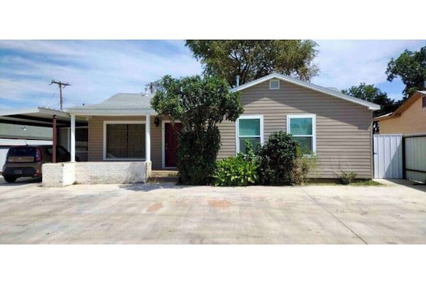 Spacious, Clean, Fresh 4br/3ba  Unit A - 6 Beds - Lubbock, TX
