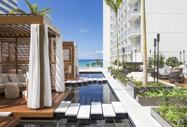 Alohilani Resort  Breathtaking Views, Private Cabanas  Heart Of Waikiki - Honolulu, HI