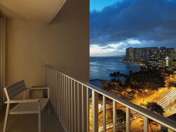 Queens With A Seaside Glimpse, Alohilani Resort  Partial Ocean Views, 2 Rooms - Honolulu
