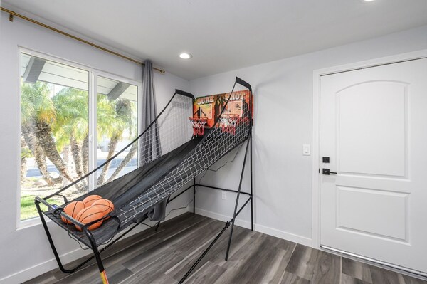 Mins To Disney! Luxury 4bd Insta Wall & Game Room - Irvine, CA