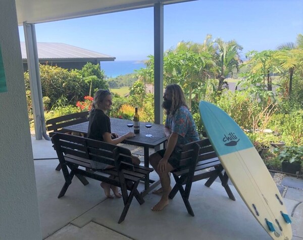 No.2 Entire Beach Side Apartment Ocean Views Too - With King Bed & Kitchenette - Coffs Harbour