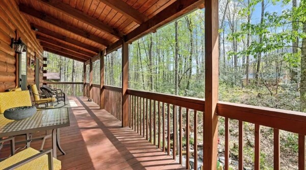 Cozy Creek Side Cabin With Fireplace, Close To Skiing/hiking, And Shops. - Maggie Valley, NC