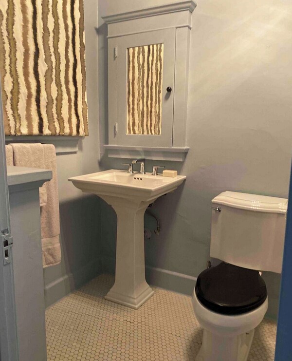 Charming 1-bedroom Hollywood Bungalow - Hollywood, CA