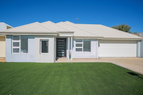 Coast Luxury Modern Retreat Or For Insurance Claim - Mindarie