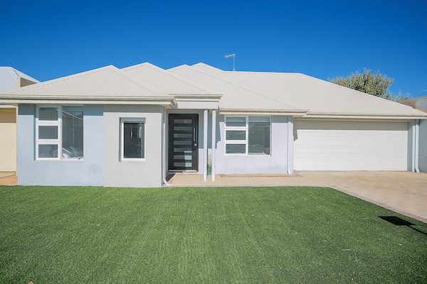 Coast Luxury Modern Retreat Or For Insurance Claim - Mindarie