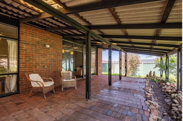 Serene Hills Retreat - Spacious & Peaceful Escape - Perth