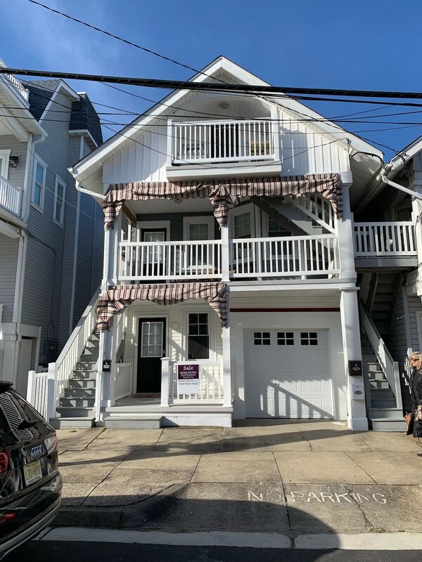2nd Floor 2br/1ba Getaway  Short Walk To Beach & Boardwalk! - Egg Harbor Township, NJ