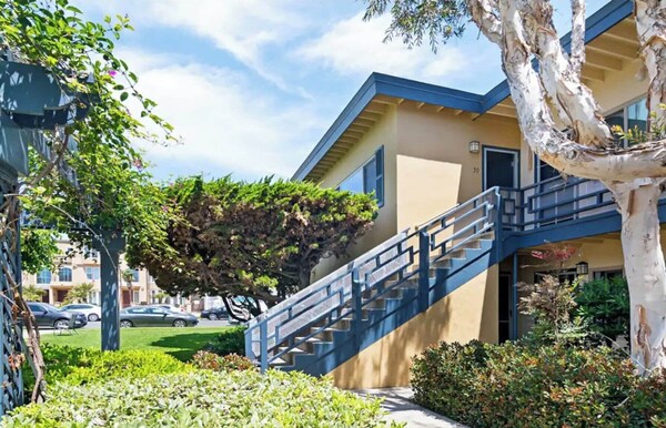 Steps Away From Pb Beaches + Hot Tub - San Diego, CA