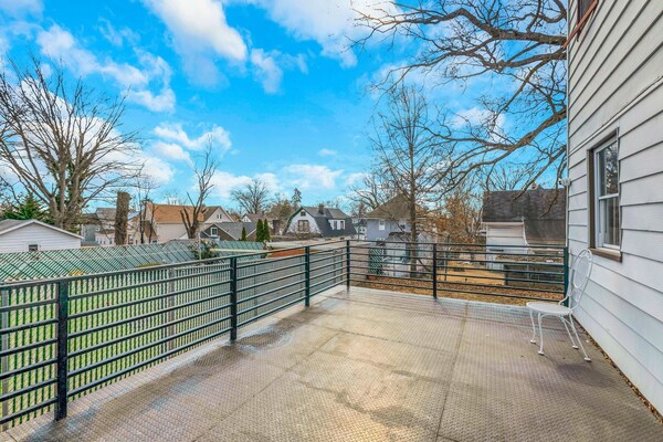 Capacity For 20 People Near The Airport - New York City