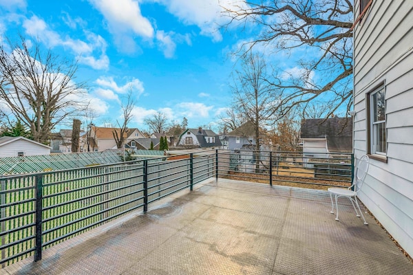 Capacity For 20 People Near The Airport - New York City
