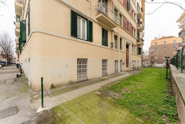 Maroon Flat Colosseo,  800 Mt From Amphitheater - Monti
