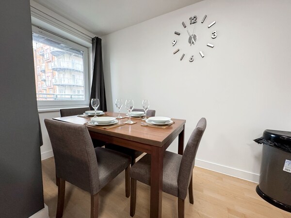 Level Access Apartment Easy Walk To Railway Station ,Town Centre And Restraints  Parking On Site - Basingstoke