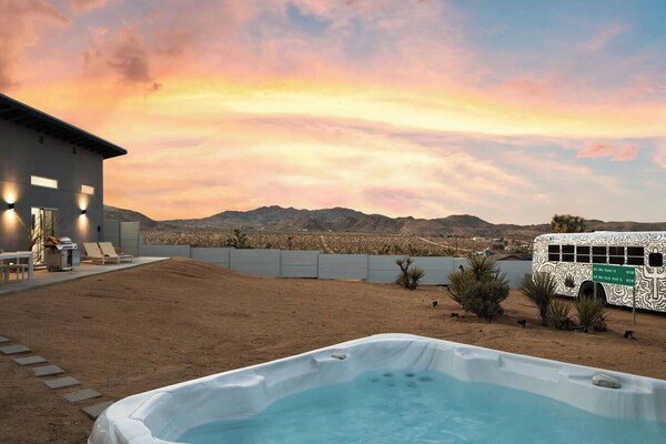 No Vacancy: Designer Home W/ Hot Tub & Hammocks - Joshua Tree, CA