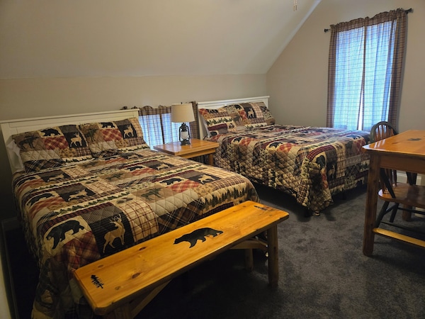 Bears Den Lodge B & B Room 2 - Maine