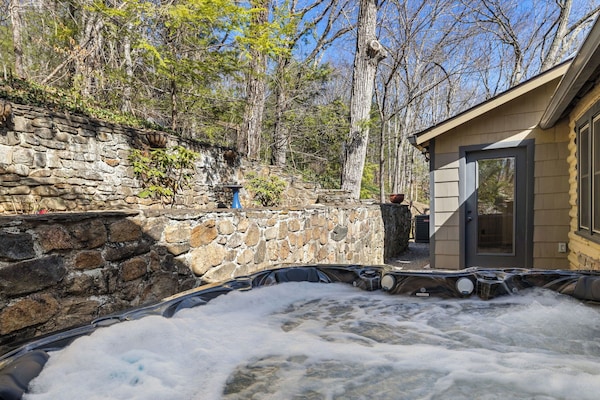 Hottub/arcade/historic Cabin/mins To Avl & Wvl - Weaverville, NC