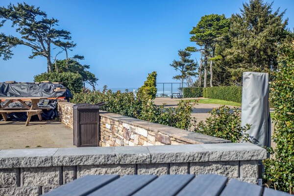 Dog Friendly, Available With 50amp, 30amp, Water And Sewer Hook Up's, Wifi - Newport, OR
