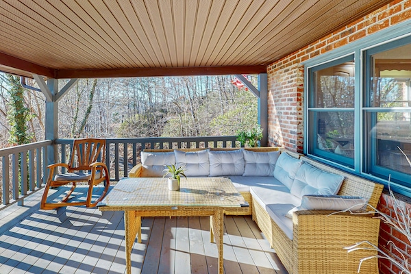 Spacious Modern Mountain View Cottage With A Game Room And Hot Tub - Great Smoky Mountains National Park