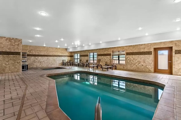 Stay In The Ufo Capital!  King Suite With Amenities - Indoor Pool & Breakfast - Roswell, NM