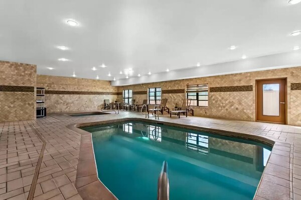Experience The Best Of Roswell - Spacious 2-rooms W/ Indoor Pool Near Ufo Museum - Roswell, NM