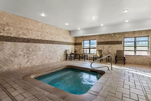 Stay In Comfort & Style  4 Spacious Units In Roswell For Your Perfect Getaway! - New Mexico