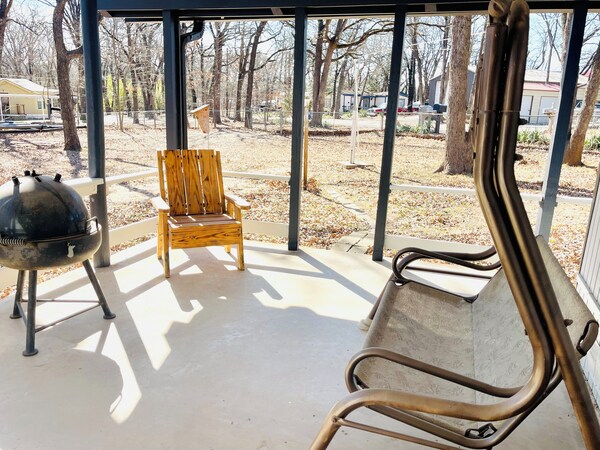 Weekend Getaway Blocks From Lake Texoma.  Boat Launch 4 Blocks -Pet Friendly - Pottsboro, TX