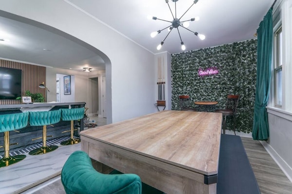 Hot Tub, Pool Table, Arcade, Garage, Sleeps 20 - Milwaukee, WI