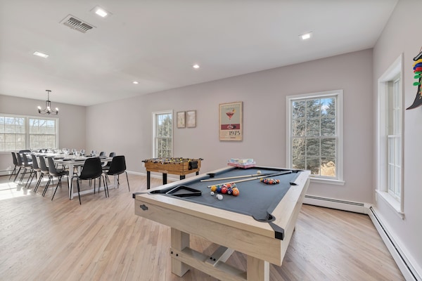 Spacious Retreat W/ Pool, Hot Tub & Game Room - Bear Mountain, NY