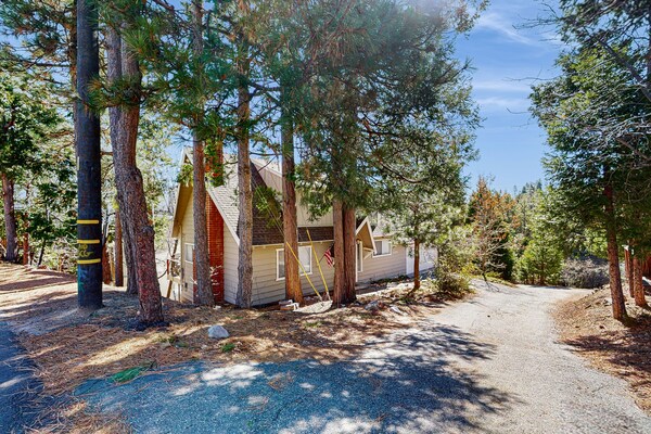 Charming, Newly Renovated House Near Lake & Hiking - W/ Deck And Forest Views - Lake Arrowhead, CA