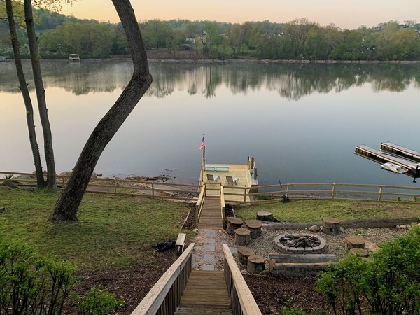 Boone Dockers-3 Bed/2 Bath Lake Front House With Amazing Views/lake Access. - 約翰遜城