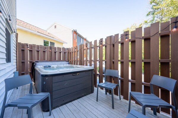 #1 Downtown Location! Hot Tub, Dogs - Sister Bay, WI