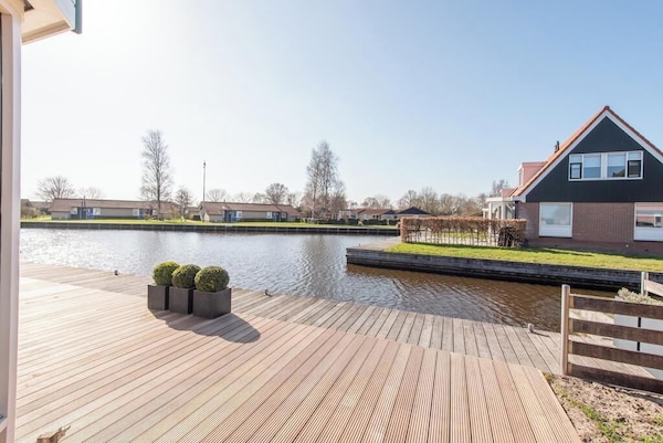 Detached Villa Overlooking The Inner Harbour And Newly Developed Watervilla's - Sneek