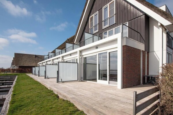 Enjoy The Beautiful View Of The Heegermeer - Friesland