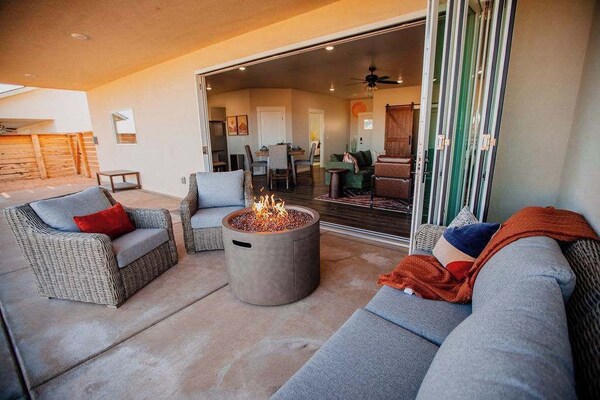 Kanab, Utah Home With 3 Primary King Suites And Private Hot Tub. Located Near Zi - Kanab, UT