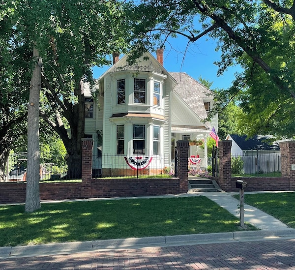 The Bootleggers Roost: Historic 1887 Carriage House Retreat - Nebraska City, NE