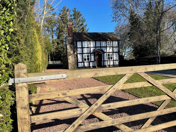 Log-burner And Beamed Ceilings! Whitbourne Hall And Crumplebury Wedding Venue - Malvern Hills