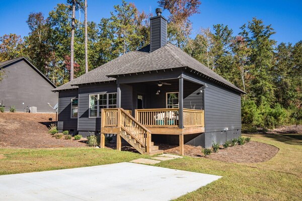 Anthony's Lake Haven, 3br/2ba Kowaliga Cabin With Lake And Pool Access - Lake Martin, AL
