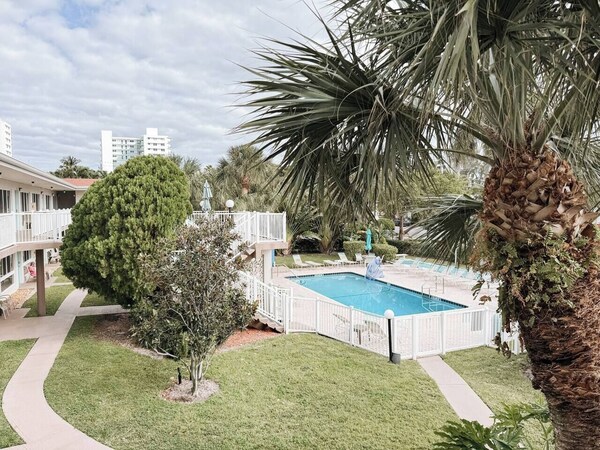 Floranada 1br W/ Pool View, Laundry, Near Beach - Pompano Beach, FL