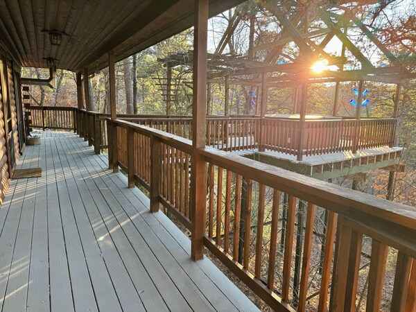 Charming 3-bedroom Cabin With King Beds With Hot Tub In Tranquil Eureka Springs - Eureka Springs, AR