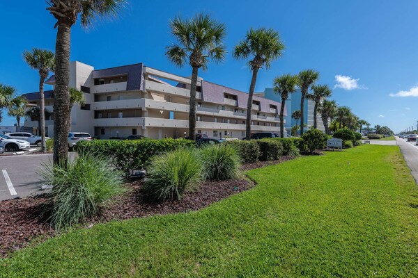 Beautiful Beach-front, 2-bedroom Condo With Wifi, Ac In Beautiful Ormond Beach - Ormond Beach, FL