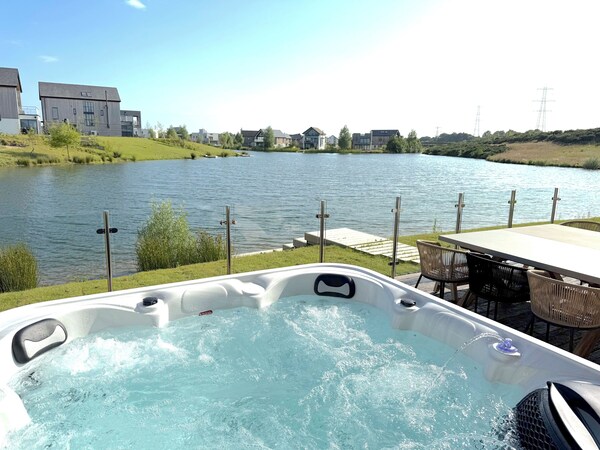 Lakeside Retreat With Hot Tub, Games Room And On-site Spa And Pool - Lulworth Cove