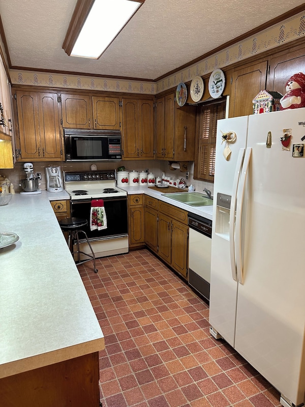 The Farmhouse. Vintage 3-bedroom With Wifi. Mt Airy Outskirts. Vineyards Nearby. - Shelton Vineyards, Dobson