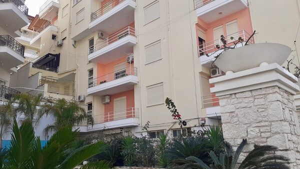 Charming 1-bedroom Apartment With Wifi, Ac In Delightful Sarandë - Saranda