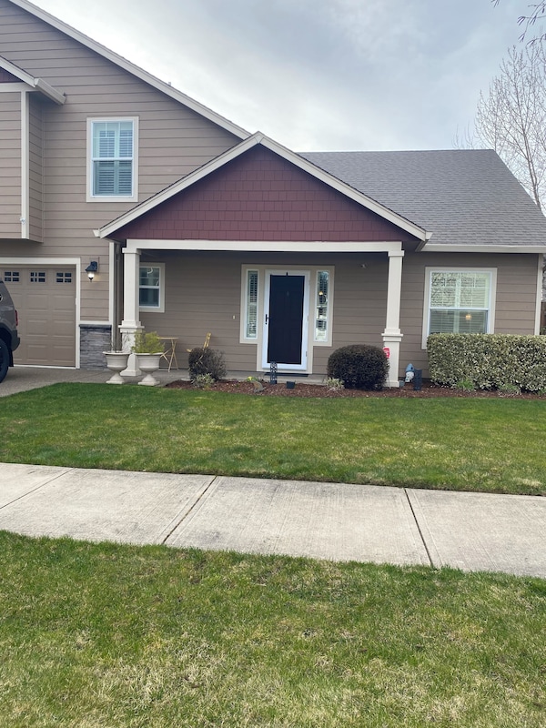 Par 4  Fabulous 4 Bedroom Next To Salem Oregon Golf Course, 6 Miles To Downtown. - Salem, OR