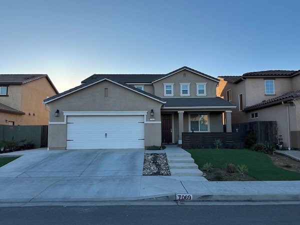 Riverside Retreat - 5 Bedroom & 3 Bathroom With Wifi, Ac, Washer & Dryer! - Madera, CA