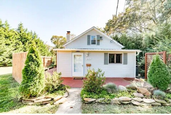 New-winter Of 1947 Cottage-charming Home With A Relaxing Backyard. Sleeps 6 - Lynchburg