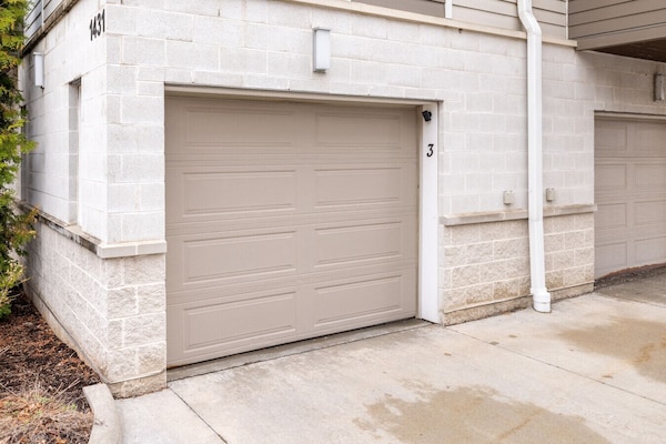 Luxury Downtown Townhome W/ Private Garage Unit 10 - Greater Cleveland Aquarium, Cleveland