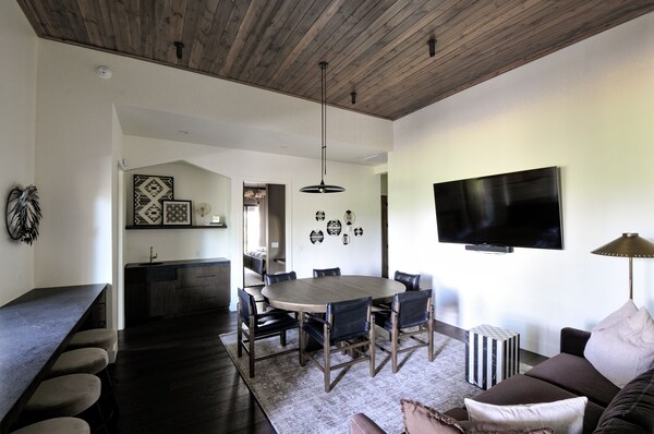 New Build! Lux Cabin / 5,500sf / Movitheatr / Hottub / 4kingsuite / Gym&billiard - Show Low, AZ