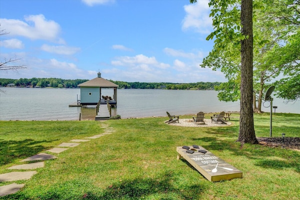 Cool Breeze Cottage - Firepit / Easy Access To Dock / Water Toys - Smith Mountain Lake, VA